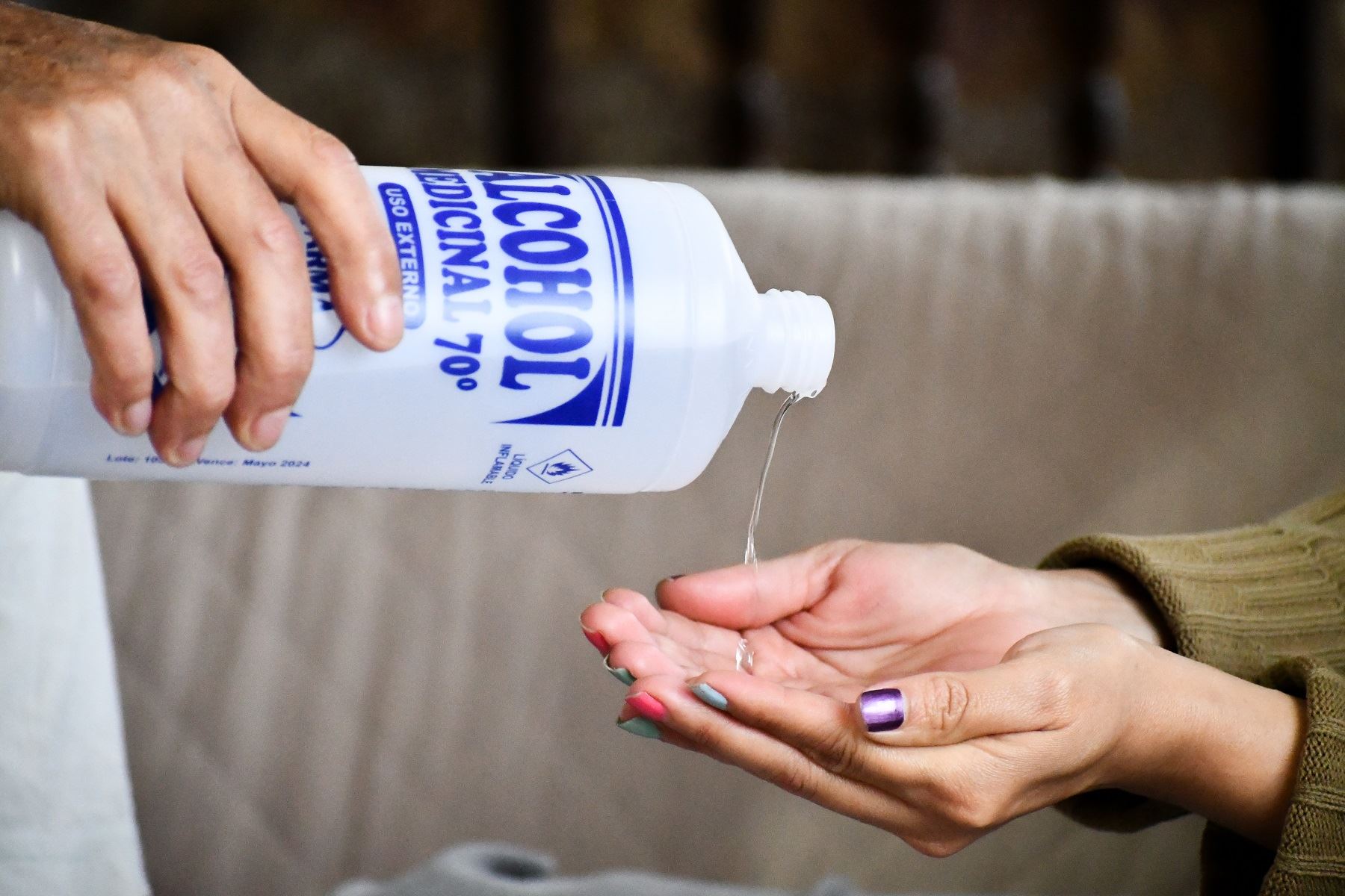 Cuidado Con El Alcohol Puro O En Gel Su Uso En Exceso Puede Provocar Cuidado Con El Alcohol Puro O En Gel Su Uso En Exceso Puede Provocar